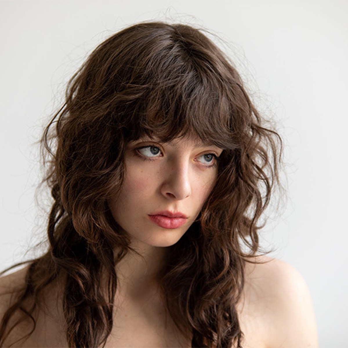 Wolf cut: bozontos frizuratrend egyszerű formázással